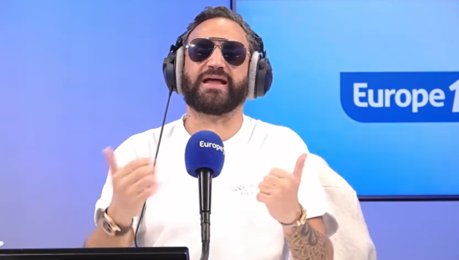 Polémique LFI : Cyril Hanouna soutenu après une affiche controversée ...