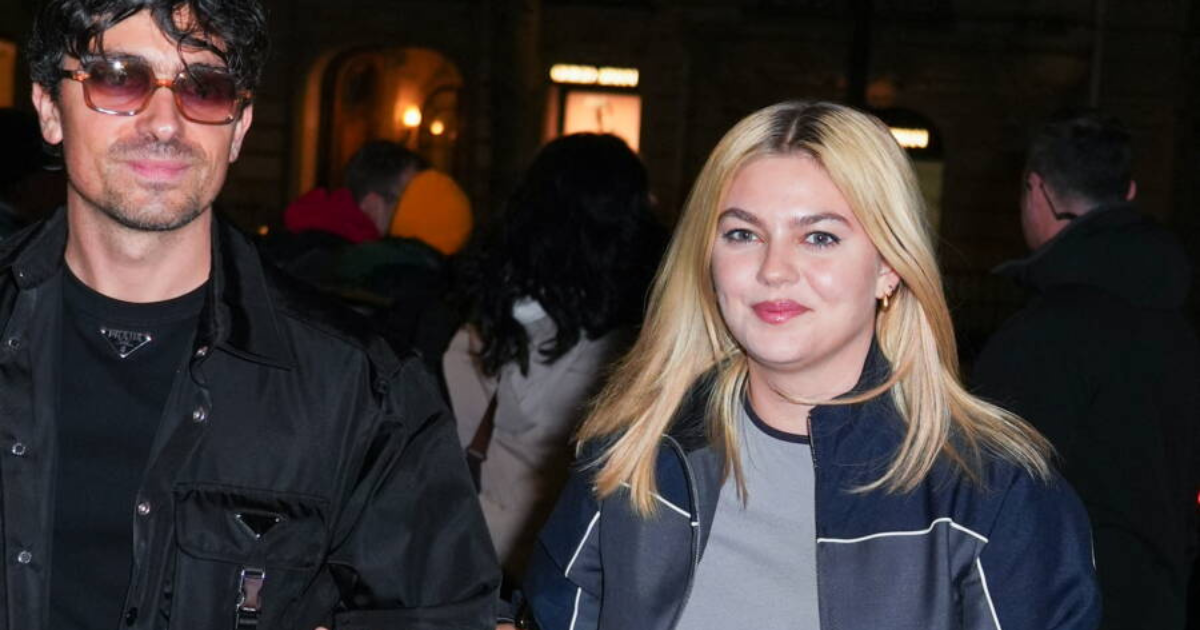 Mariage féerique de Louane : les quatre robes de mariée de la chanteuse ...